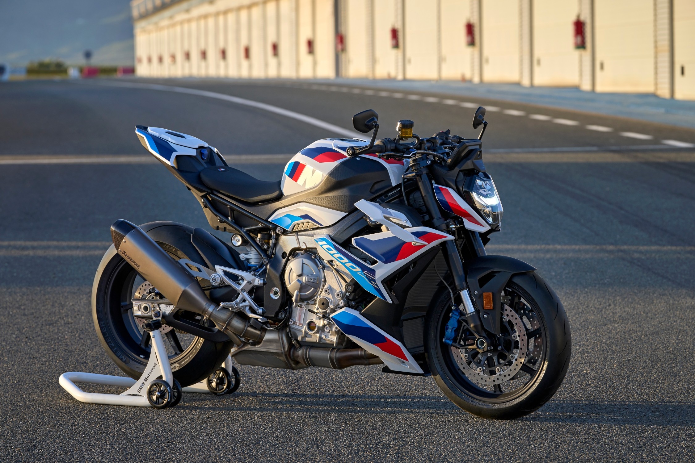 BMW apresenta a furiosa motocicleta roadster M 1000 R