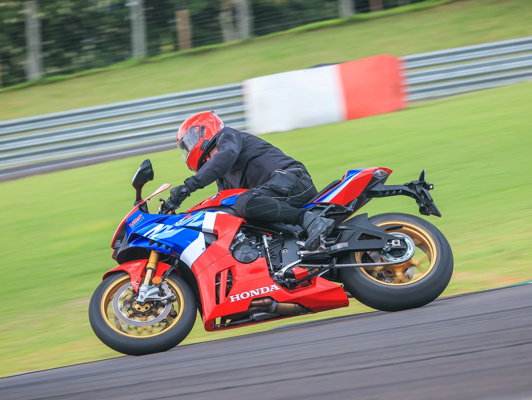 Aceleramos a nova Honda CBR 10000 Fireblade RR-R | Webmotors