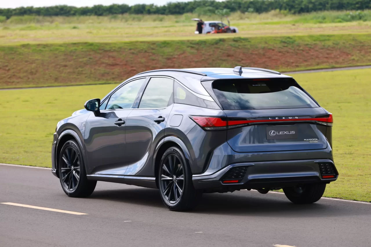 RX 500h quer marcar nova fase da Lexus no Brasil