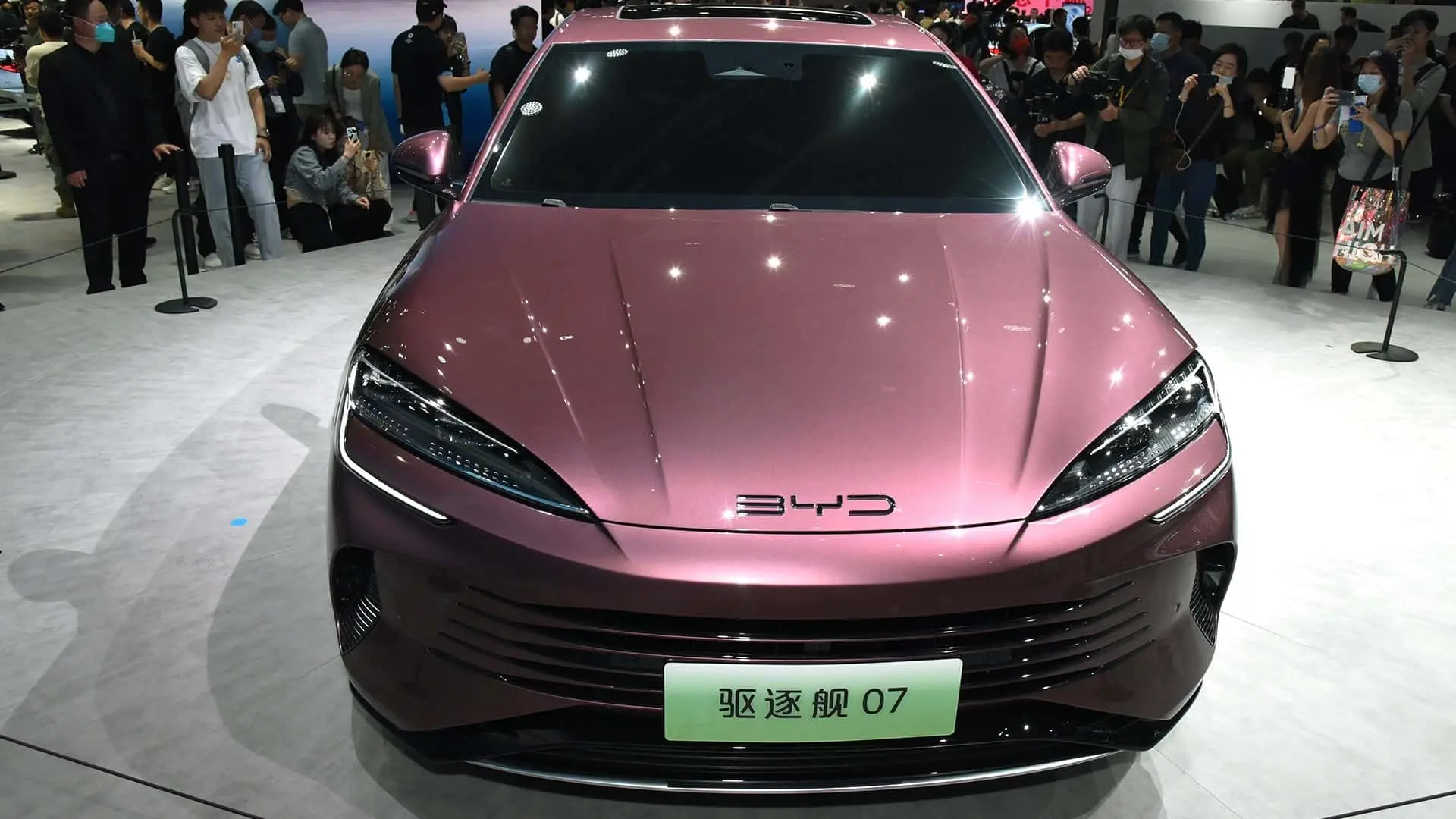 BYD Chaser 07 roda até 200 km no modo elétrico | Webmotors