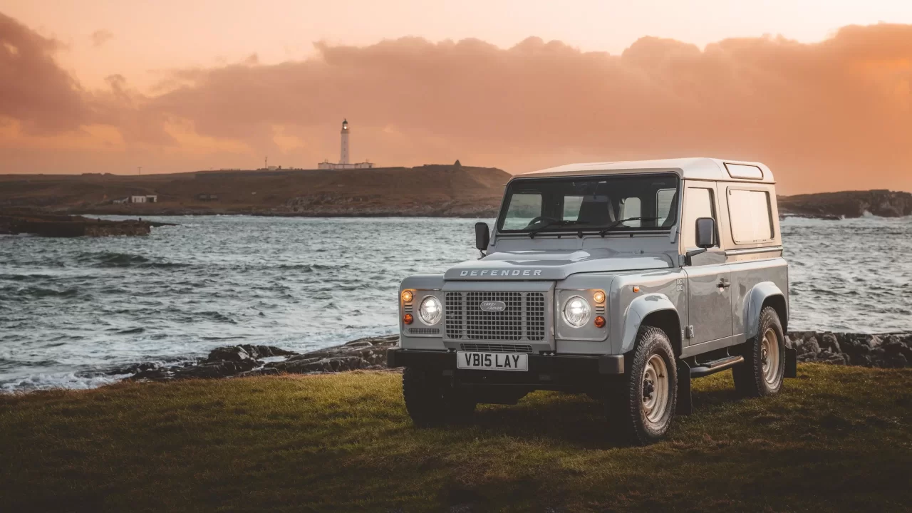 "Velho" Defender ganha nova série especial com motor V8