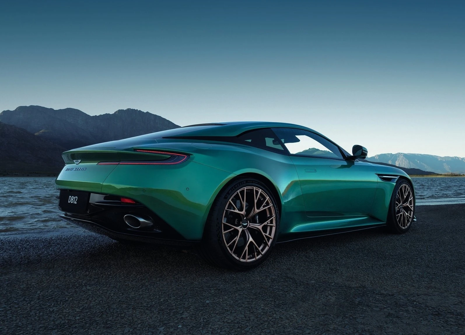 Novo Aston Martin DB12 tem 680 cv e luxo extremo