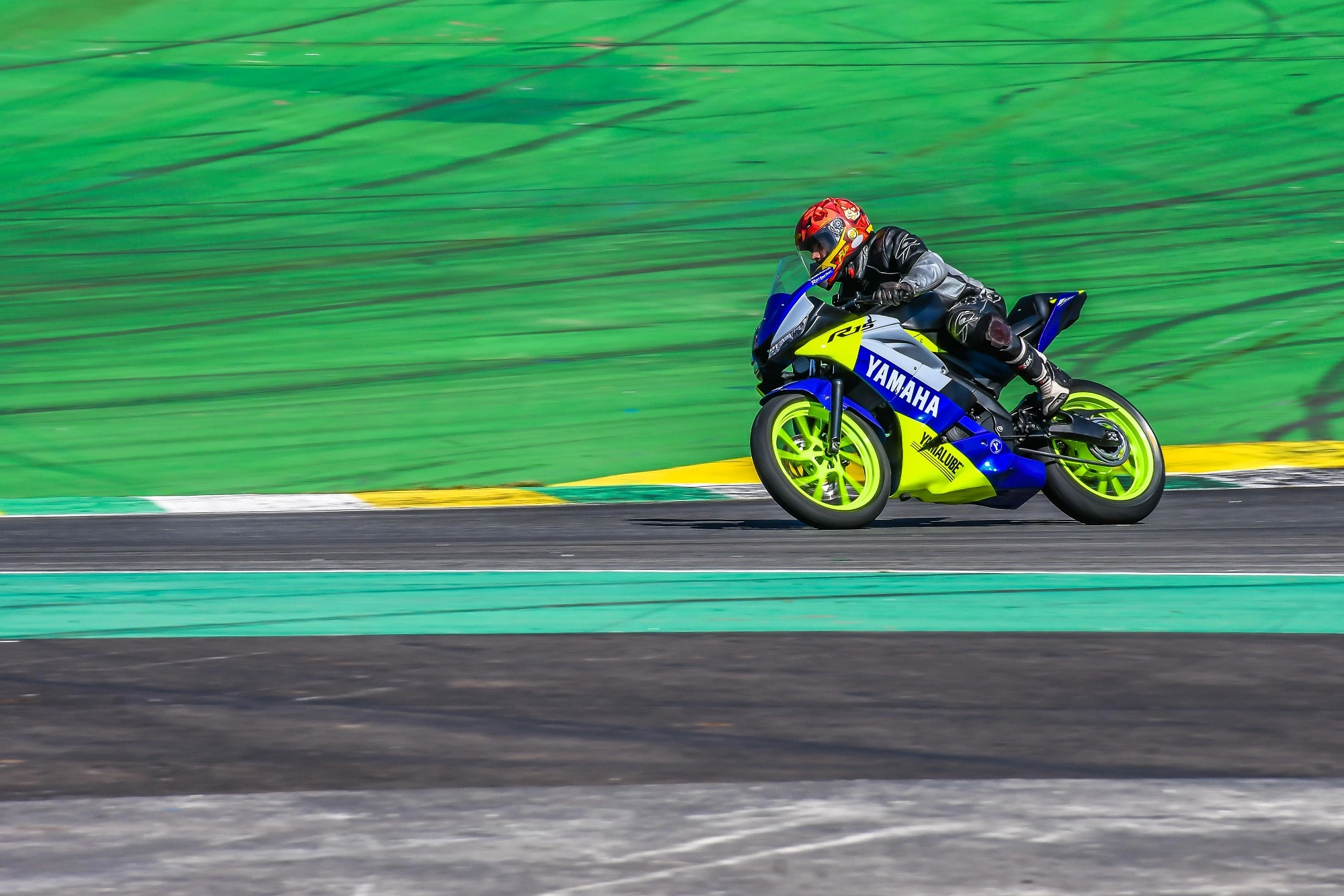 Yamaha R15: as primeiras impressões na pista | Webmotors