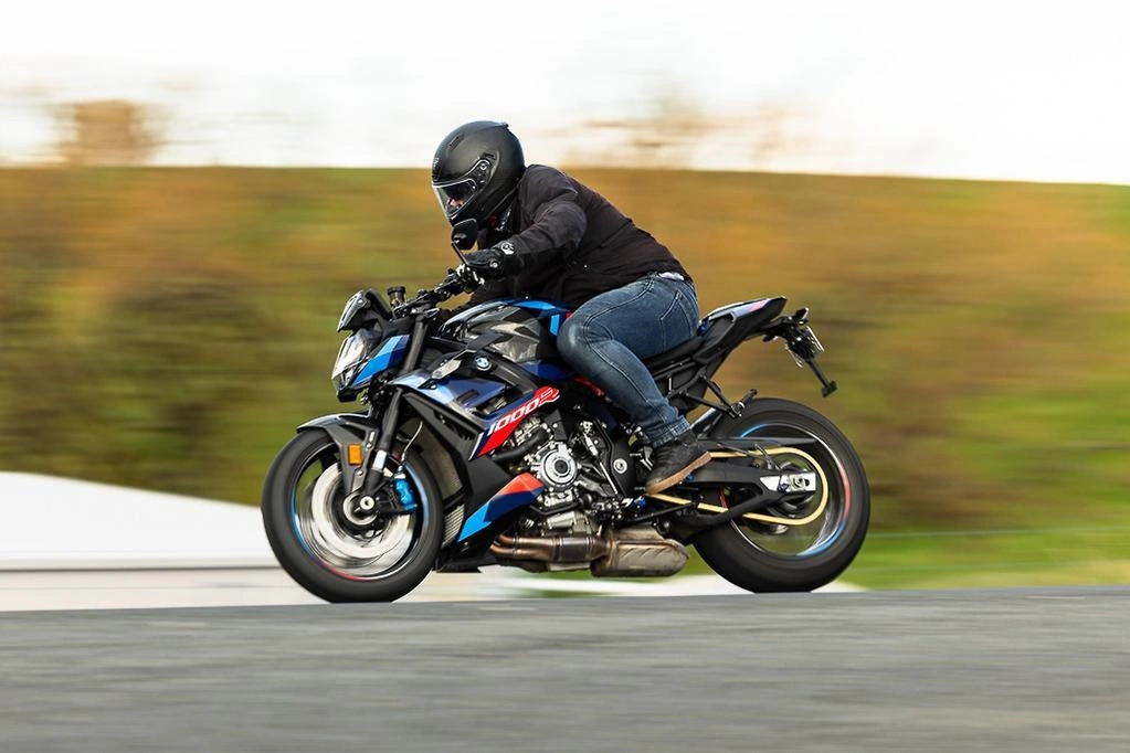 BMW M 1000 R: como é pilotar essa naked furiosa | Webmotors
