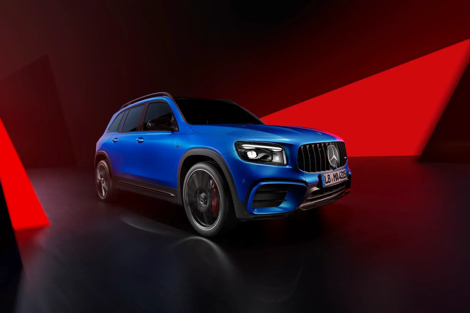 Mercedes-Benz apresenta novos SUVs compactos eletrificados no Brasil