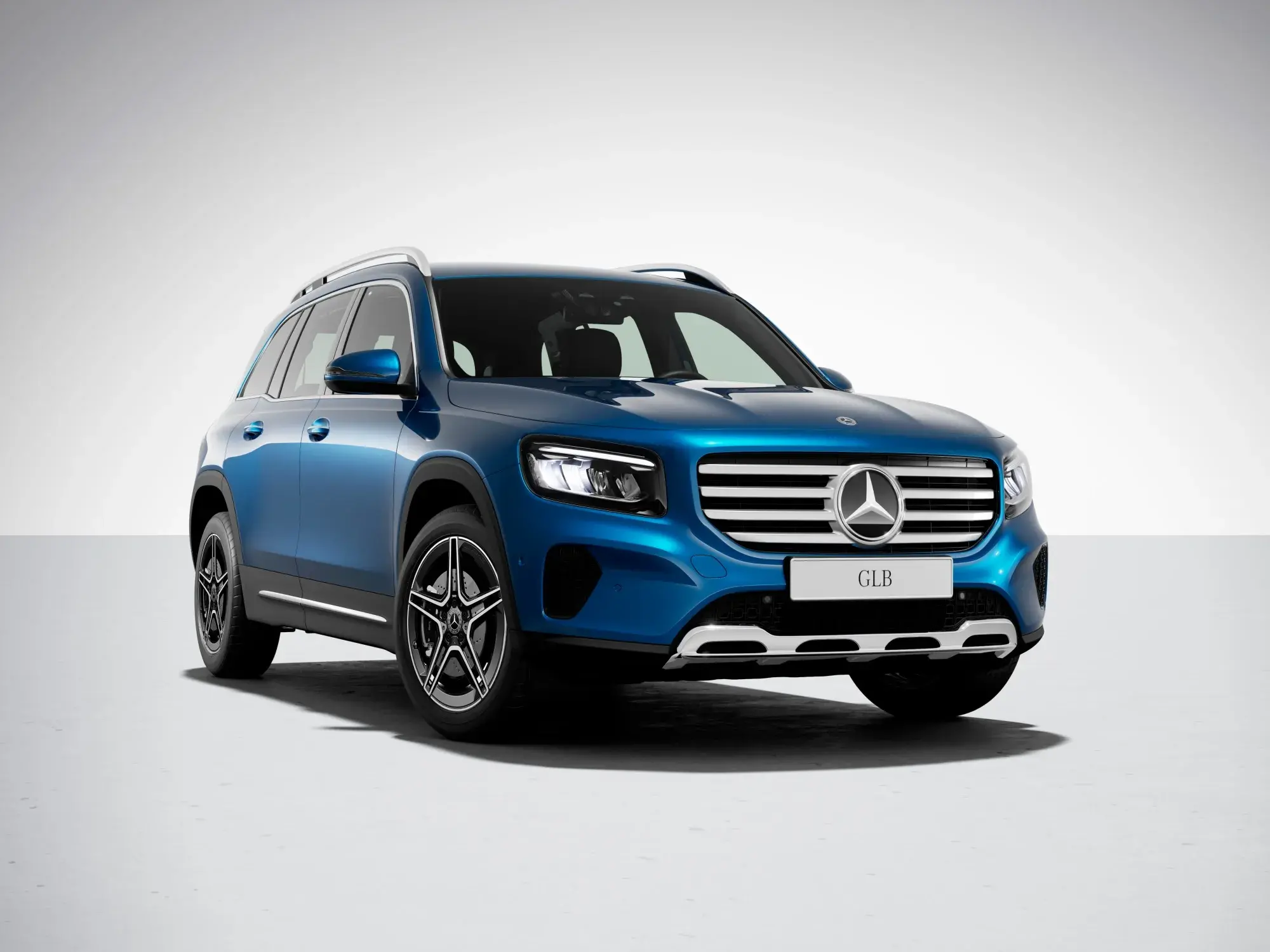 Mercedes-Benz apresenta novos SUVs compactos eletrificados no Brasil
