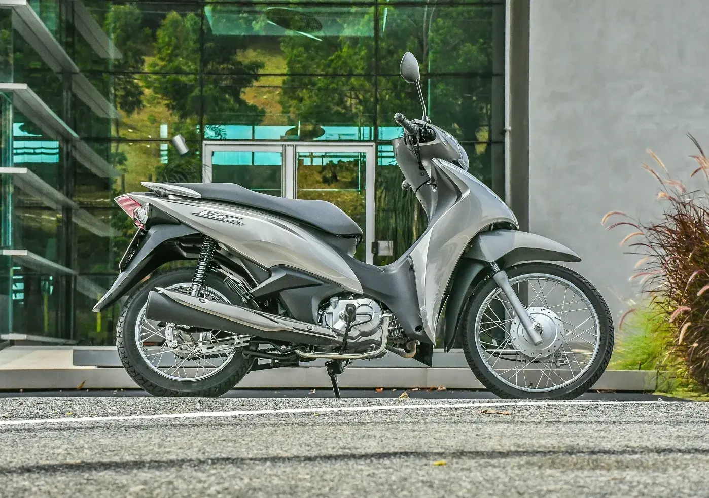Biz 110i x Jet 125SS: duelo de economia e praticidade | Webmotors