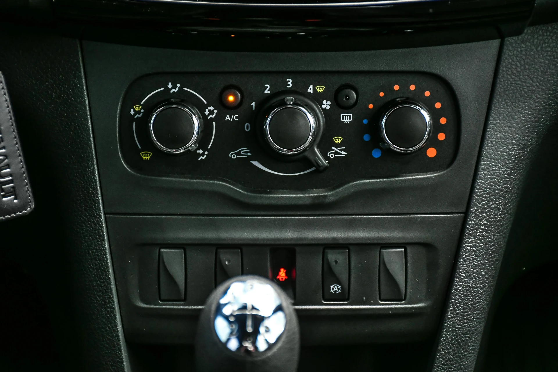 Renault Stepway Zen 1.0 oferece bom espaço interno | Webmotors