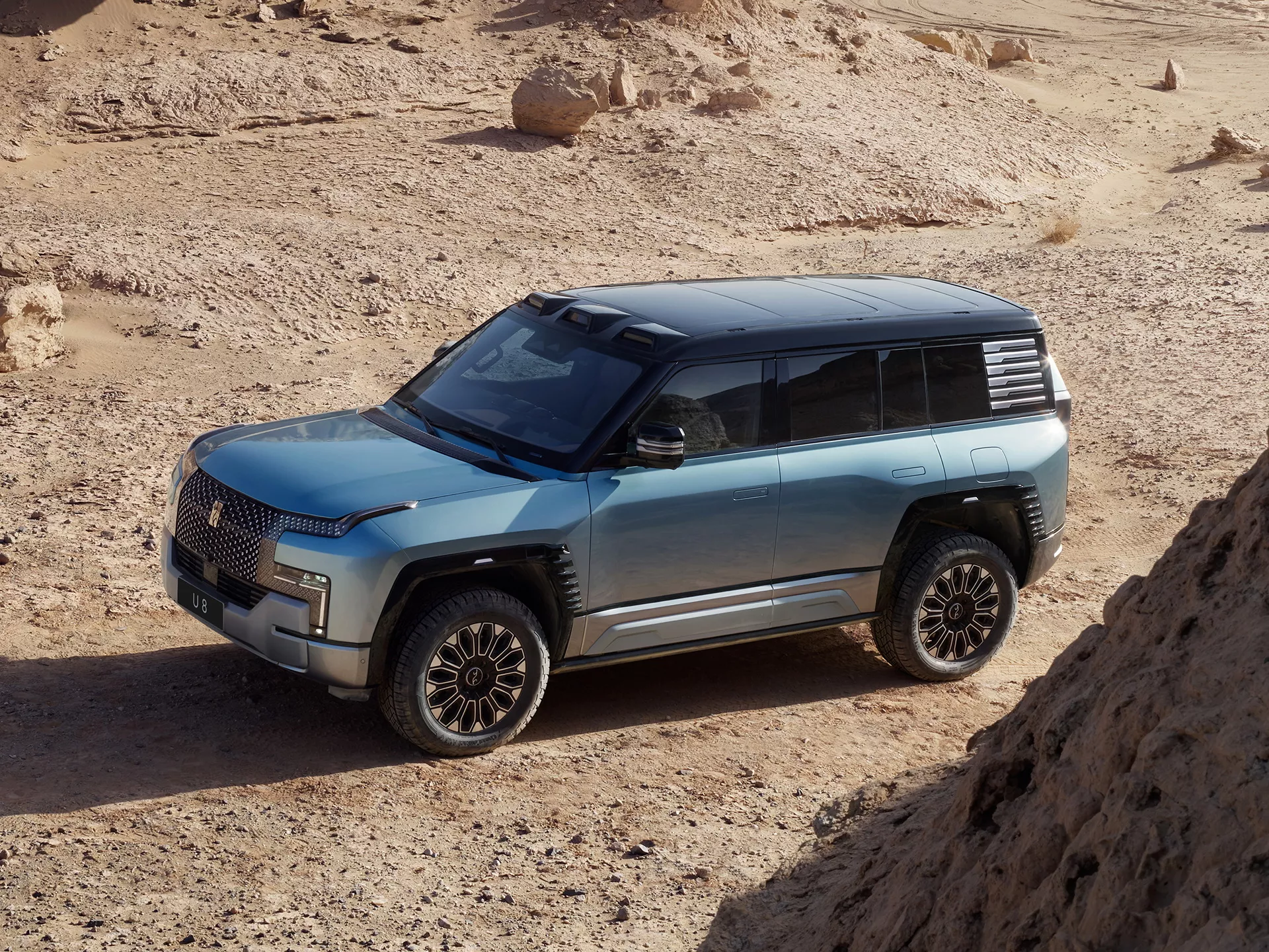 BYD U8: SUV gira no próprio eixo e flutua na água | Webmotors