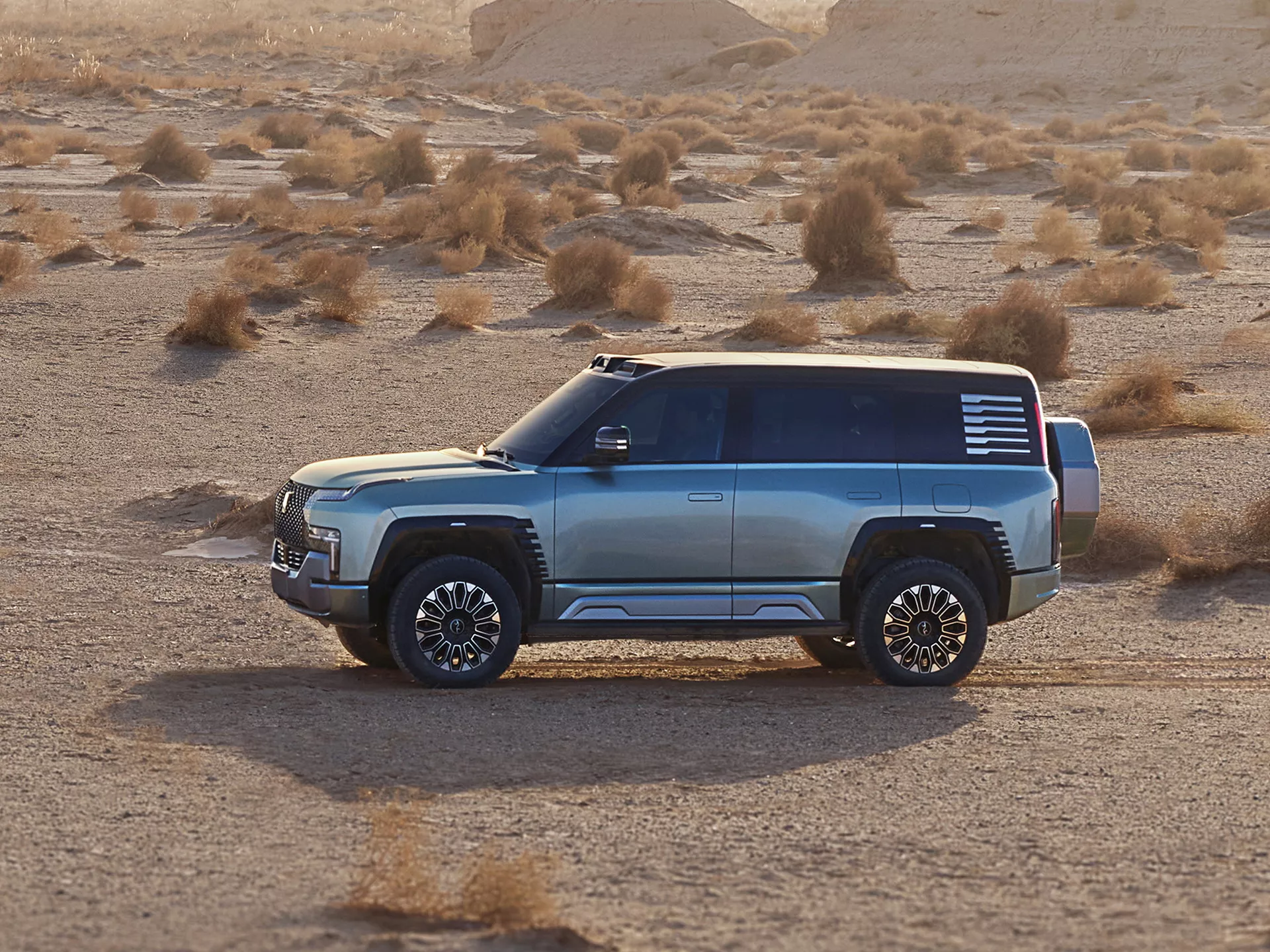 BYD U8: SUV gira no próprio eixo e flutua na água | Webmotors