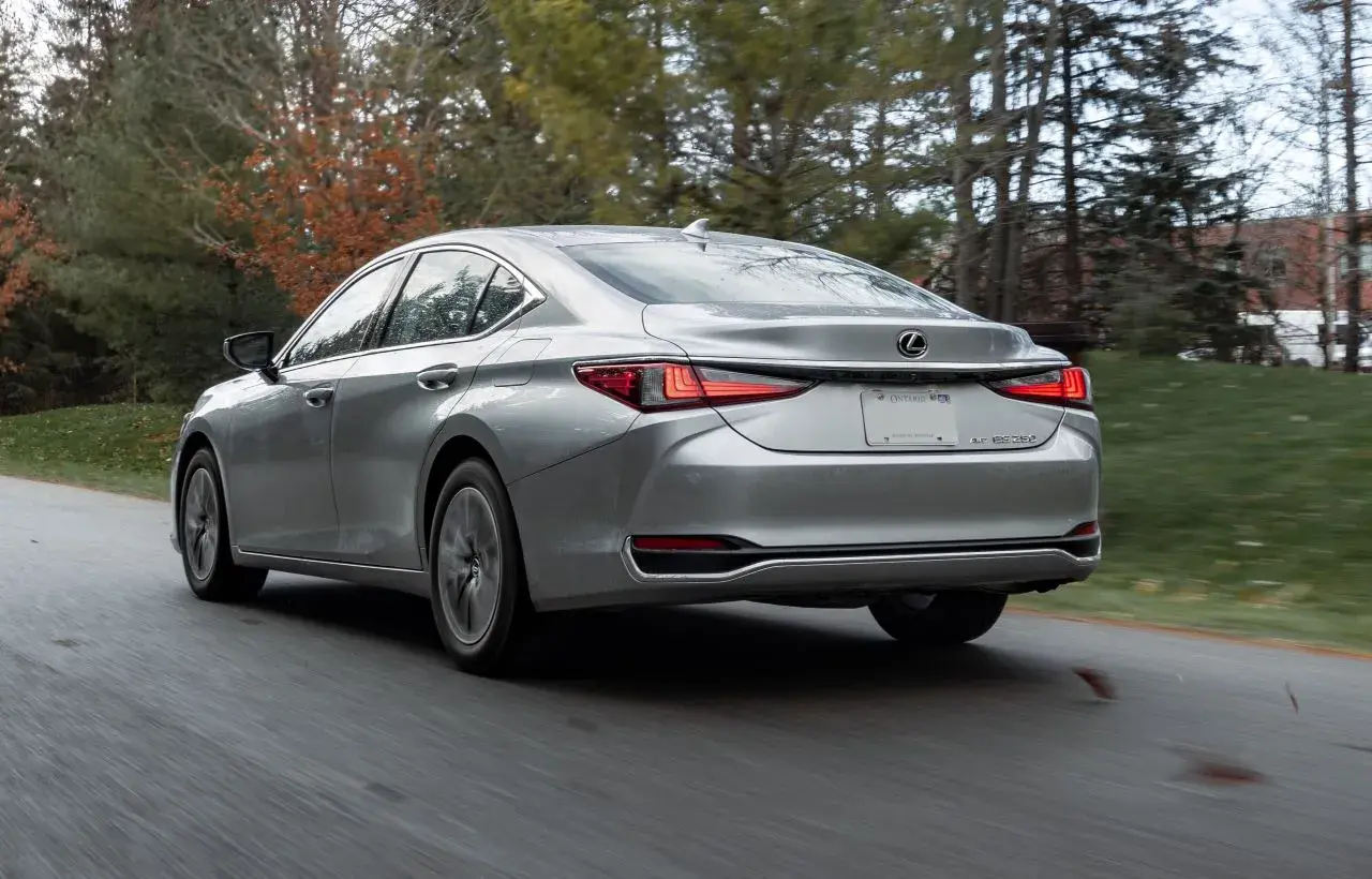 Lexus: sedã ES 300h e SUV NX 350h ficam mais completos na linha 2025