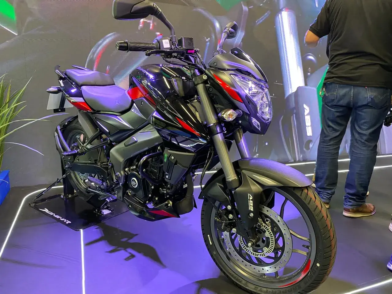 Bajaj lança novas Dominar 160 e Dominar 200, e promete mais uma novidade