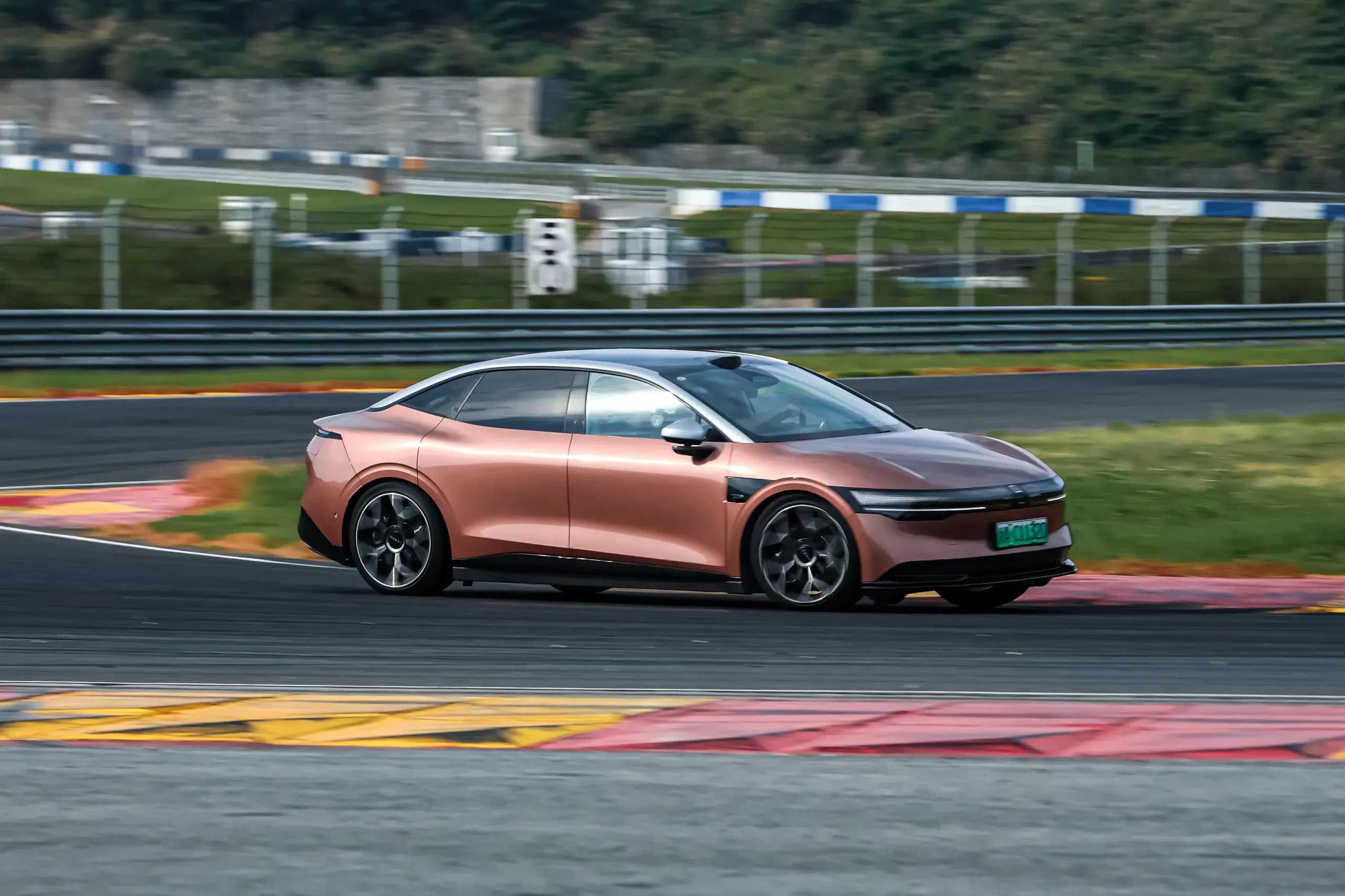 007 é o anti-BYD Seal da Zeekr? Veja as primeiras impressões