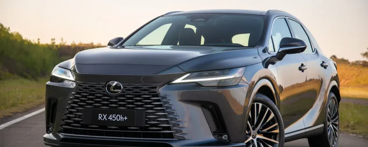 RX 450h+ estreia como o primeiro plug-in da Lexus no Brasil