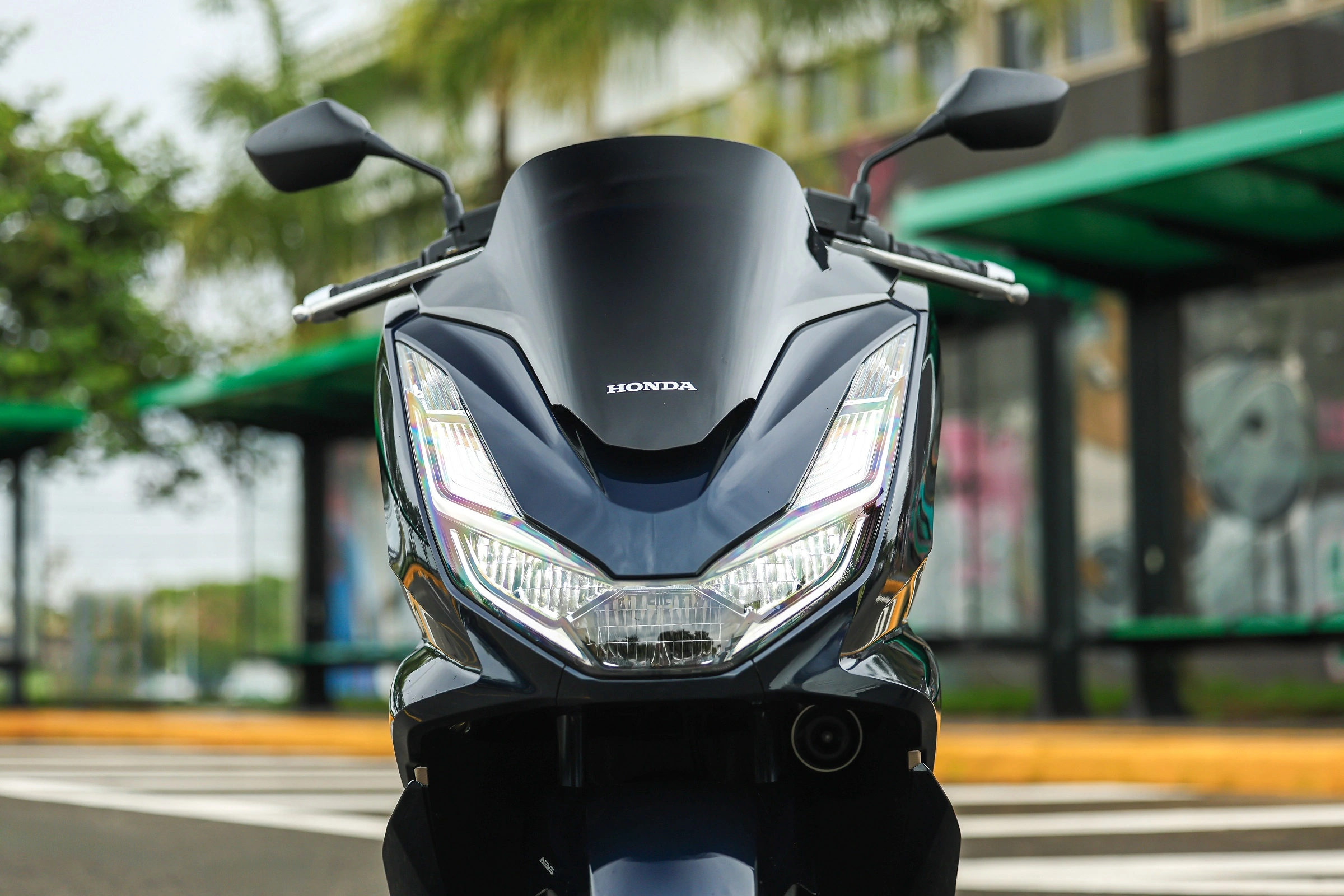 Honda PCX 160 ganha novas cores na linha 2025