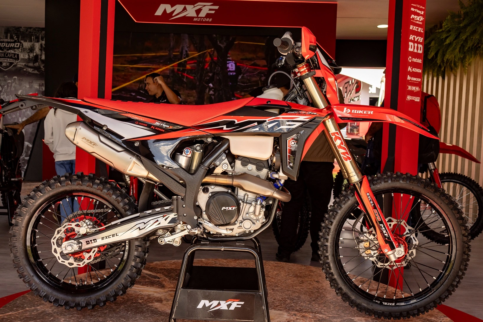 MXF reforça linha trilheira e exibe modelos da Fantic