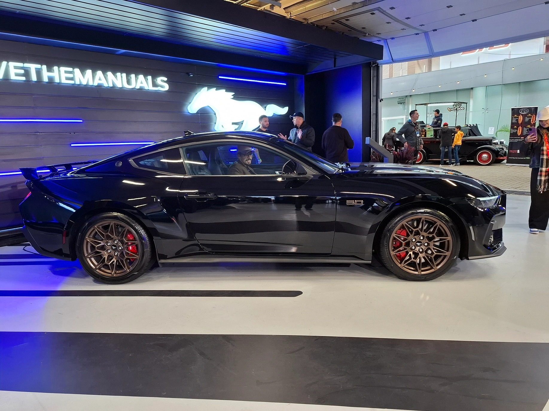 Aceleramos o Ford Mustang com câmbio manual e sentimos a mais pura ...