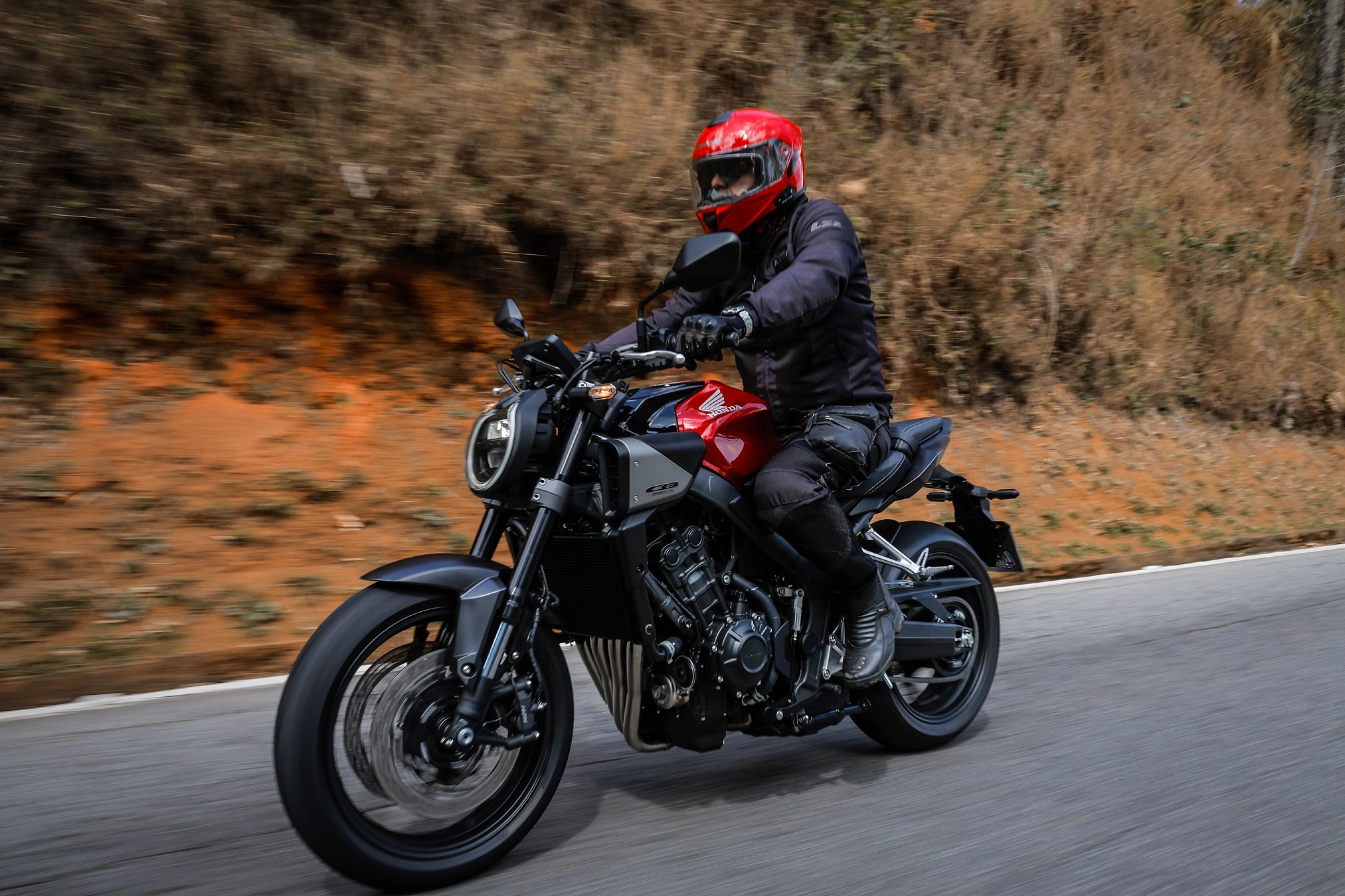 Honda CB 650R com câmbio eletrônico: vale a pena?